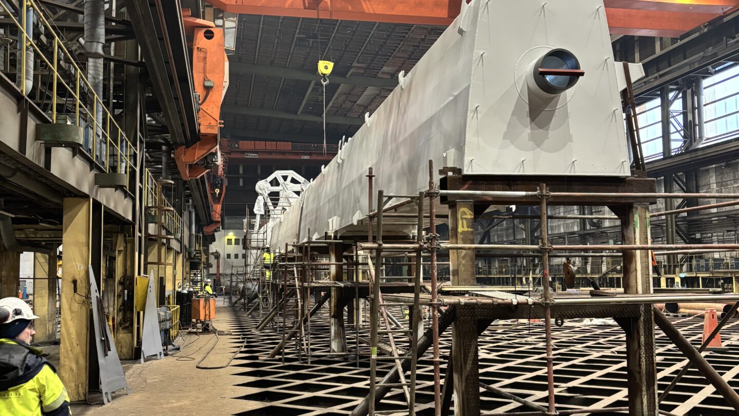 The mast is being welded - The Oceanbird